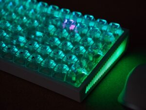 透明すぎて美しい！デスクを飾るおしゃれで高機能なキーボード｜Epomaker TH100のレビュー | ガジェ活